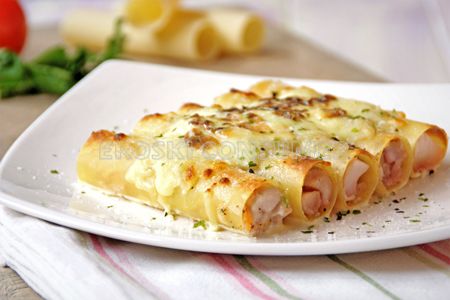 Canelón de pollo de corral guisado con setas y velouté cremosa | Consumer