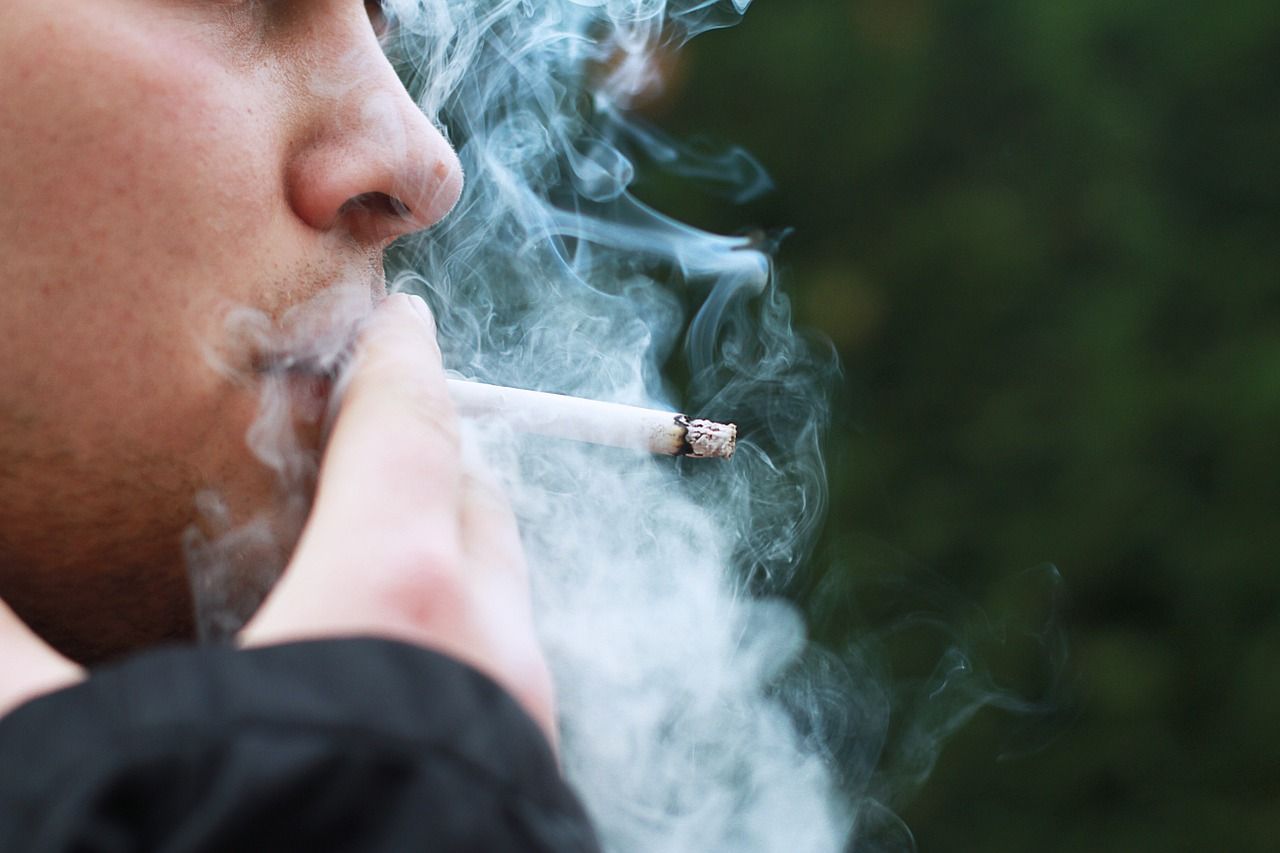 Así te afecta el humo de los cigarrillos que no fumas | Consumer