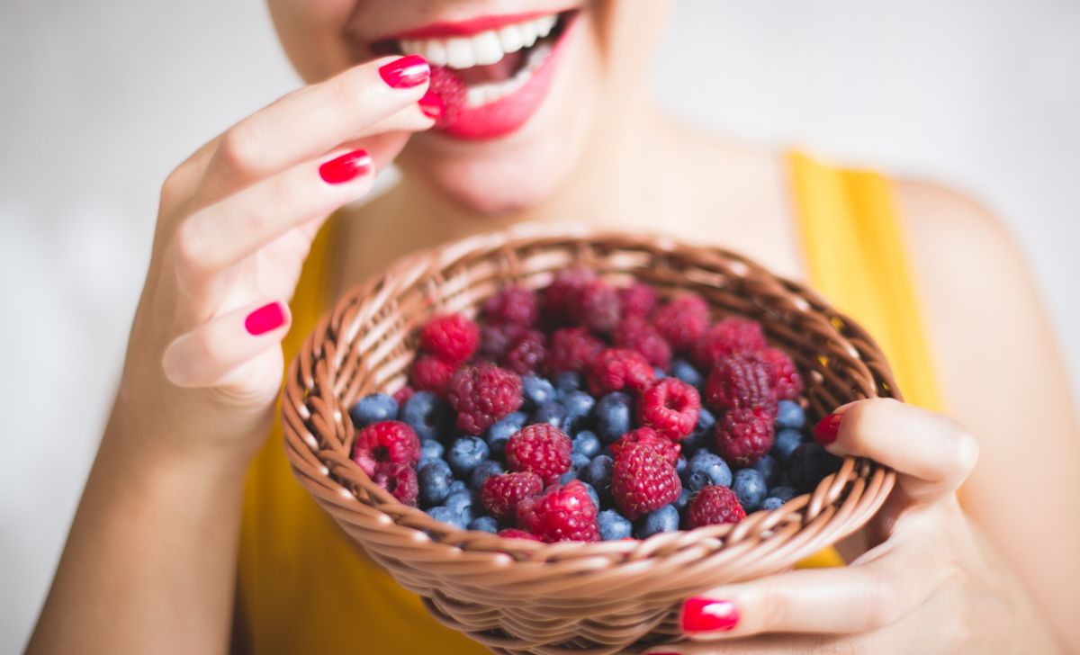 Por qué es mejor masticar fruta que beber zumo | Consumer