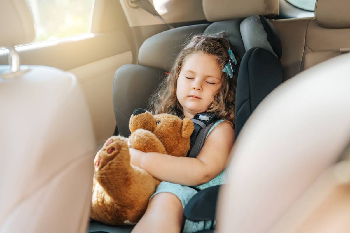 Cómo debe dormir un niño en el coche sin riesgo | Consumer
